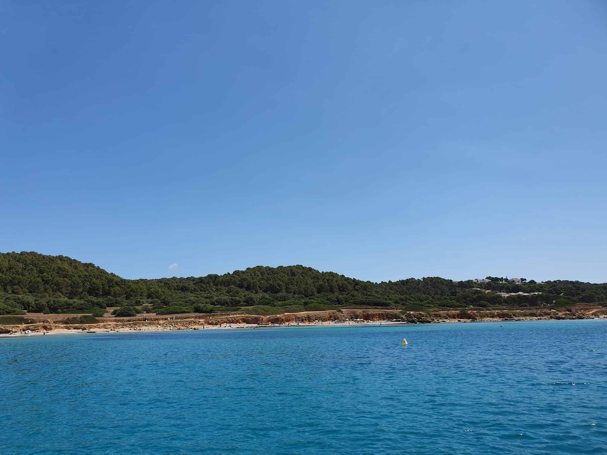 Binigaus, en Menorca, una playa nudista en el sur
